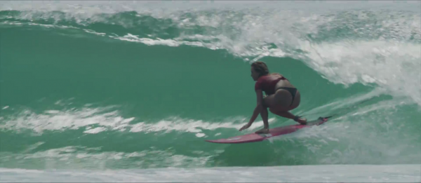 Alana Blanchard surfe encore - Ride And Slide
