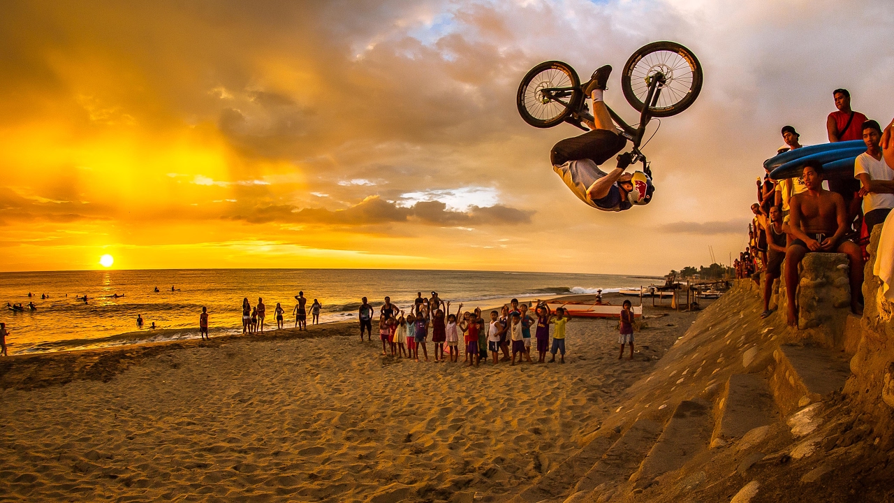 Danny MacAskill Drop and Roll aux Philippines - Ride And Slide